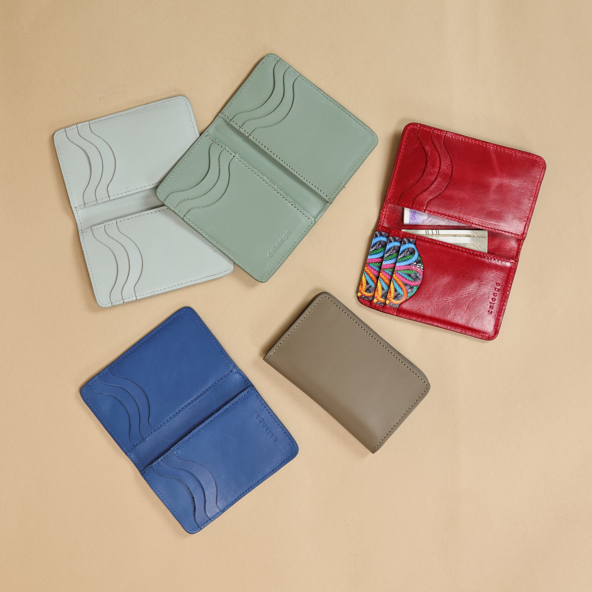 Calonge - A sleek compact travel companion